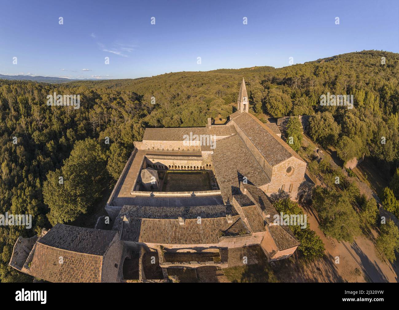 FRANCE. PROVENCE. VAR (83) VUE AÉRIENNE DE L'ABBAYE DE THORONET. CONSTRUIT ENTRE 1160 ET 1230 ...
