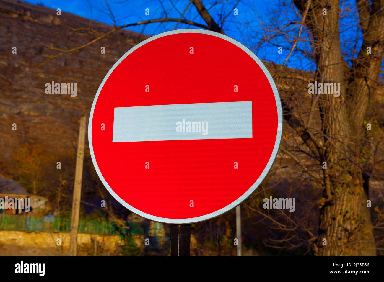 Pas d'entrée pour la circulation routière . Panneau de signalisation ...