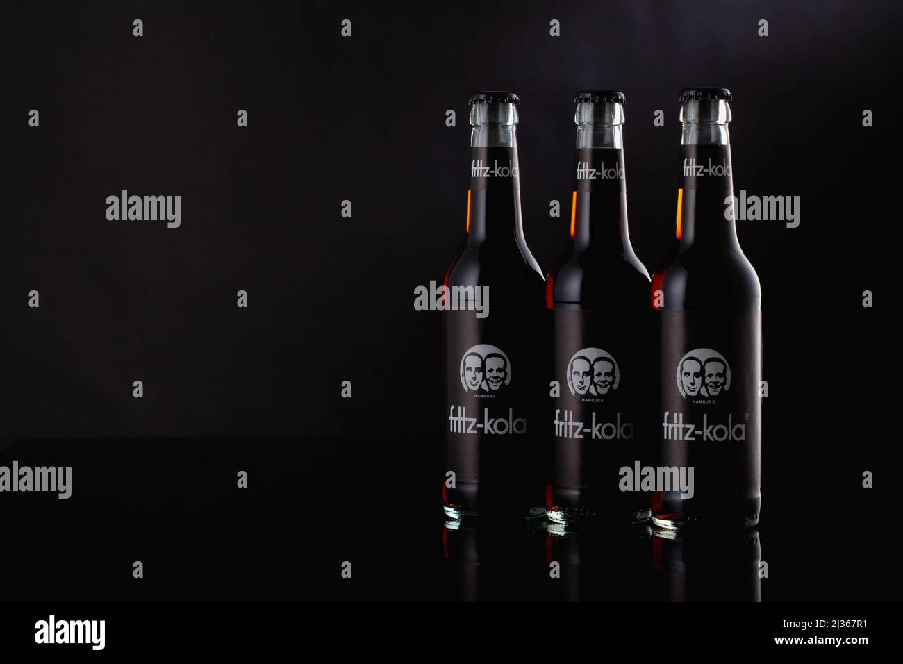 Une bouteille de boisson gazeuse verte Banque de photographies et d ...