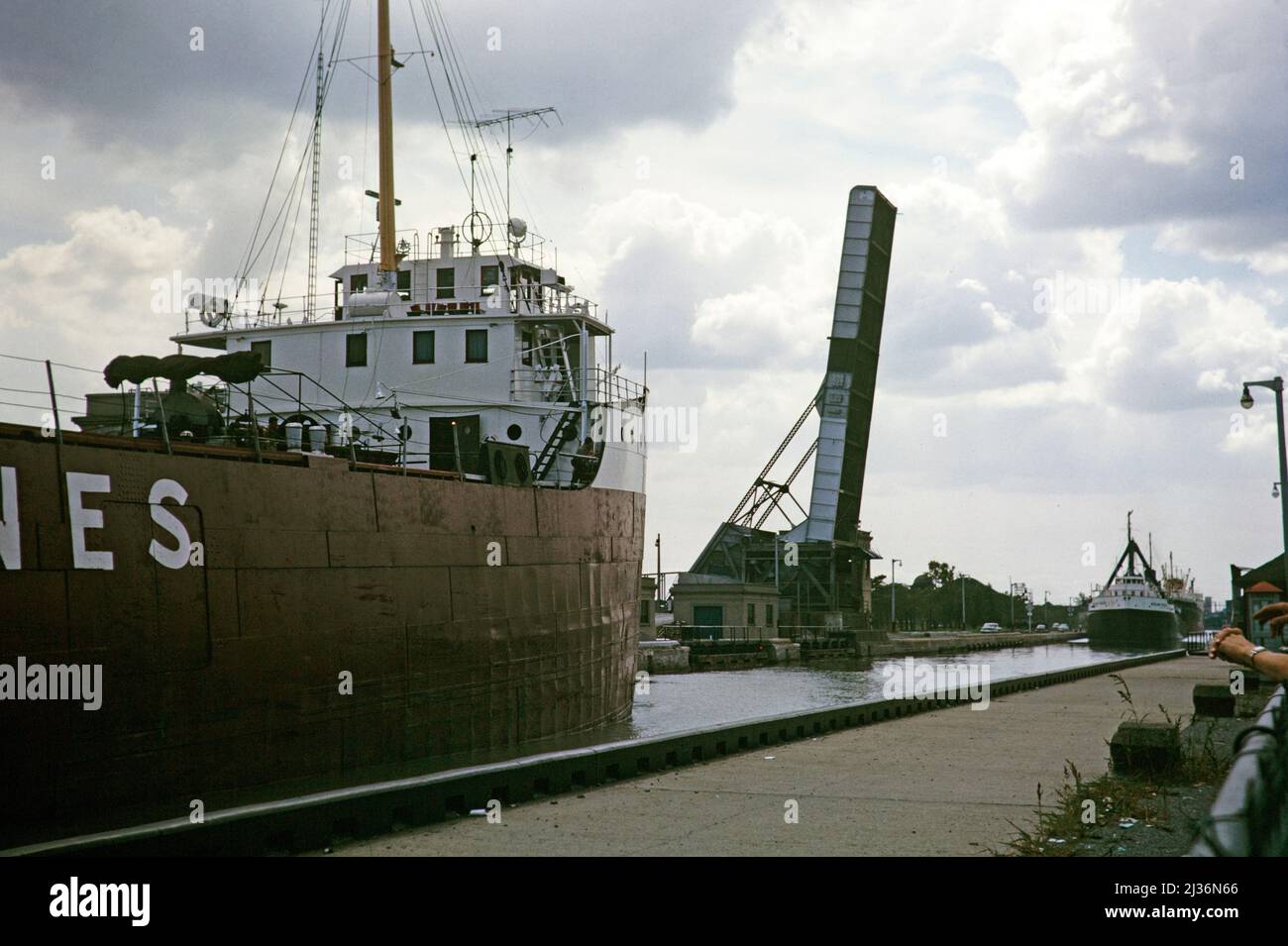 Navires-cargo à l'écluse du canal Welland, voie maritime du Saint ...