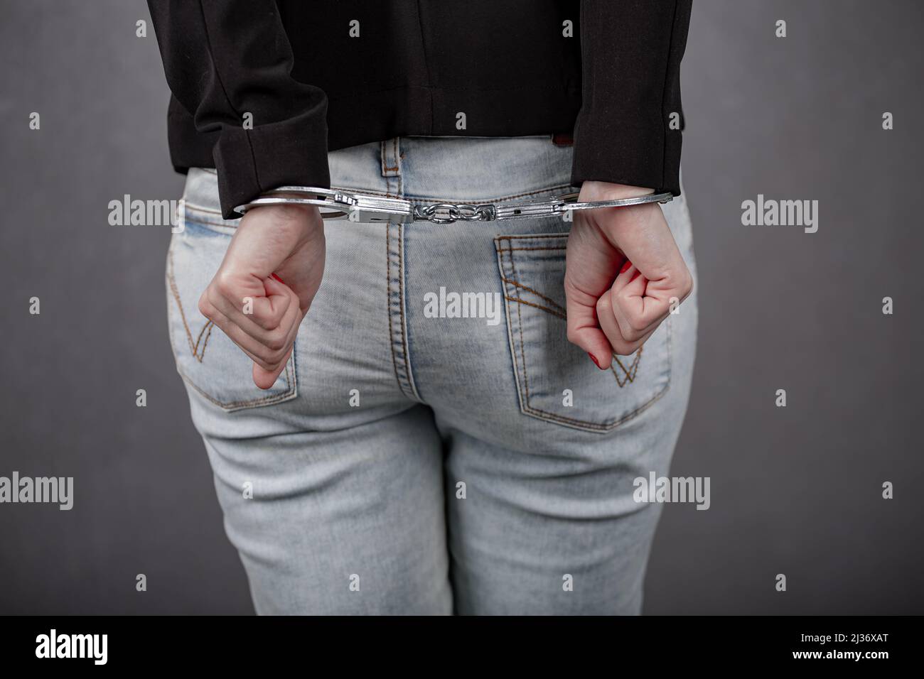 Femme en menottes prison Banque de photographies et d’images à haute ...