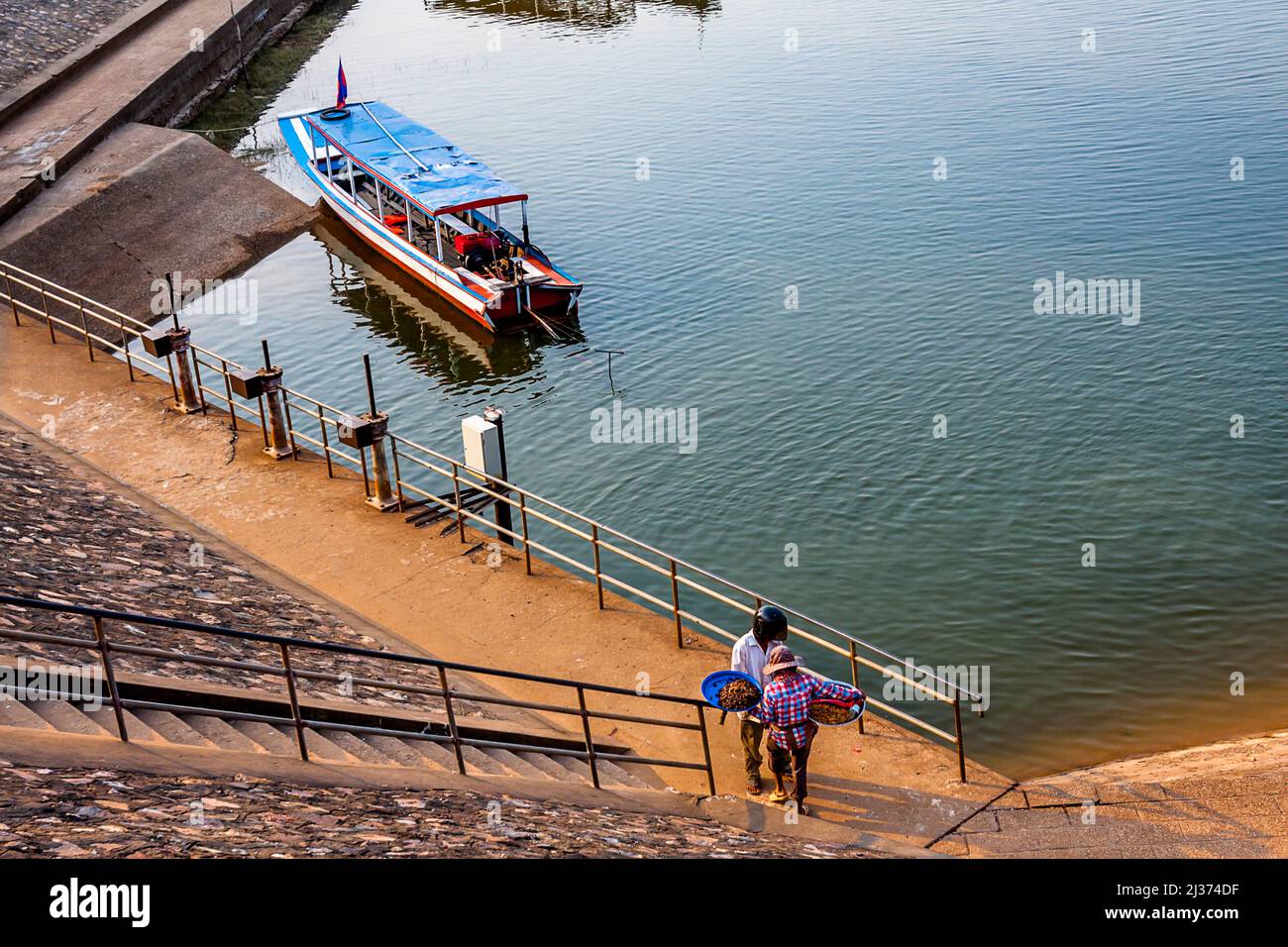 Le bord du lac du barrage de Baray où le canotage et les gens se ...
