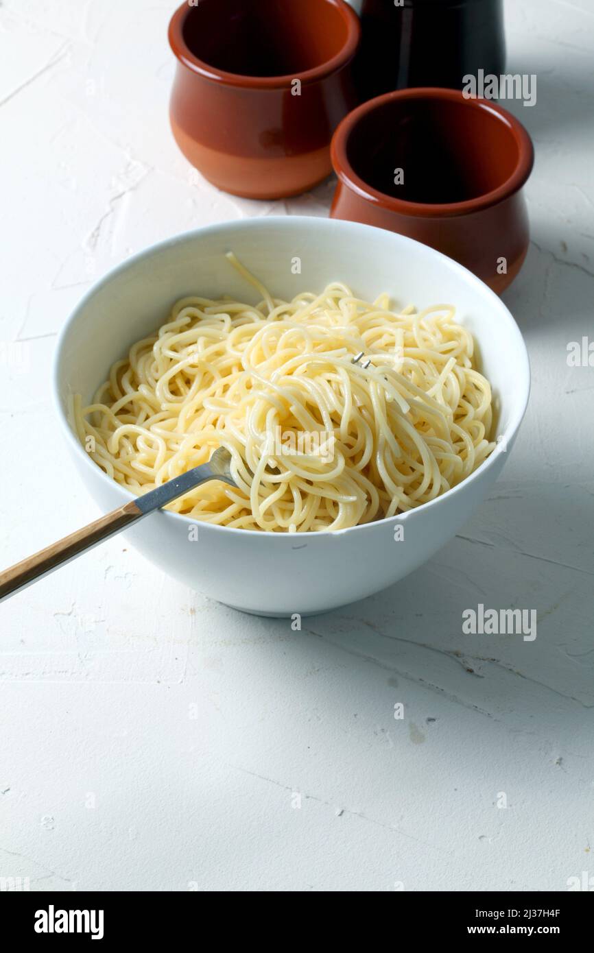 Spaghetti sur blanc Banque de photographies et d’images à haute ...