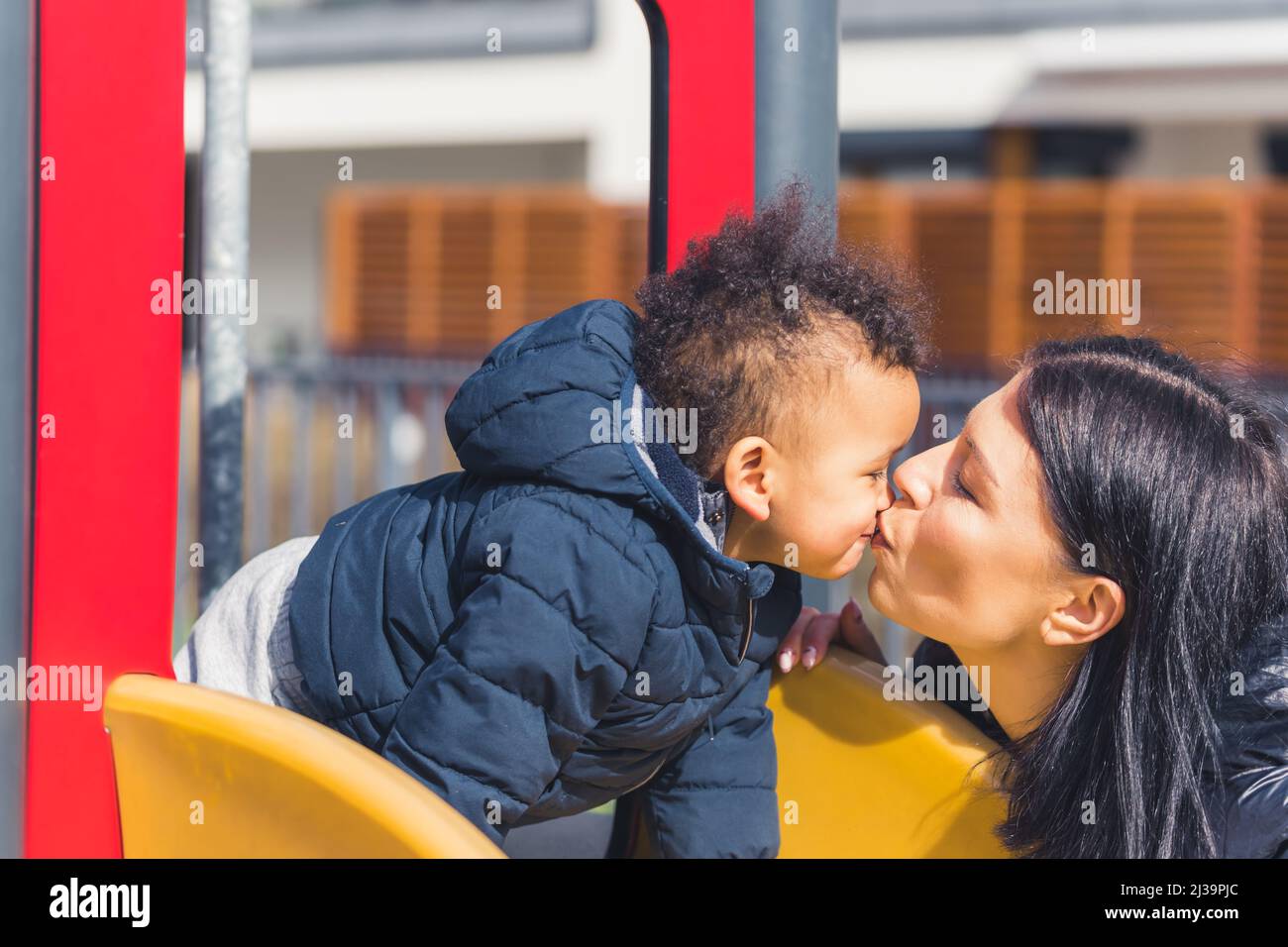 Acolade entre personnes noires Banque de photographies et d’images à haute résolution - Alamy