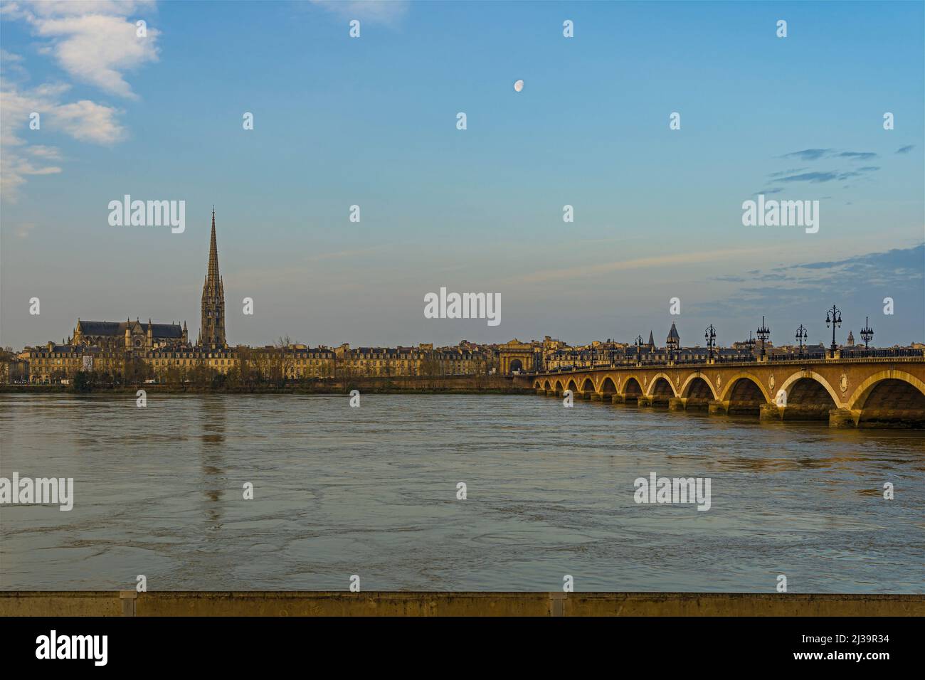 Quais bordeaux Banque de photographies et d’images à haute résolution ...