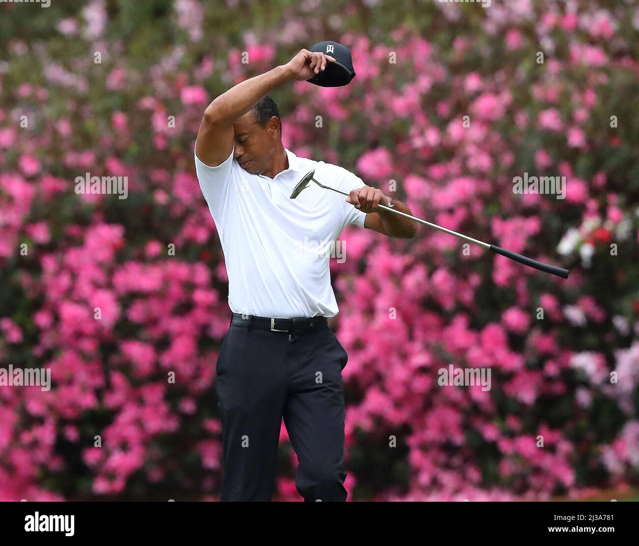 6 avril 2022, Augusta, GA, Etats-Unis: Tiger Woods essuie son visage ...