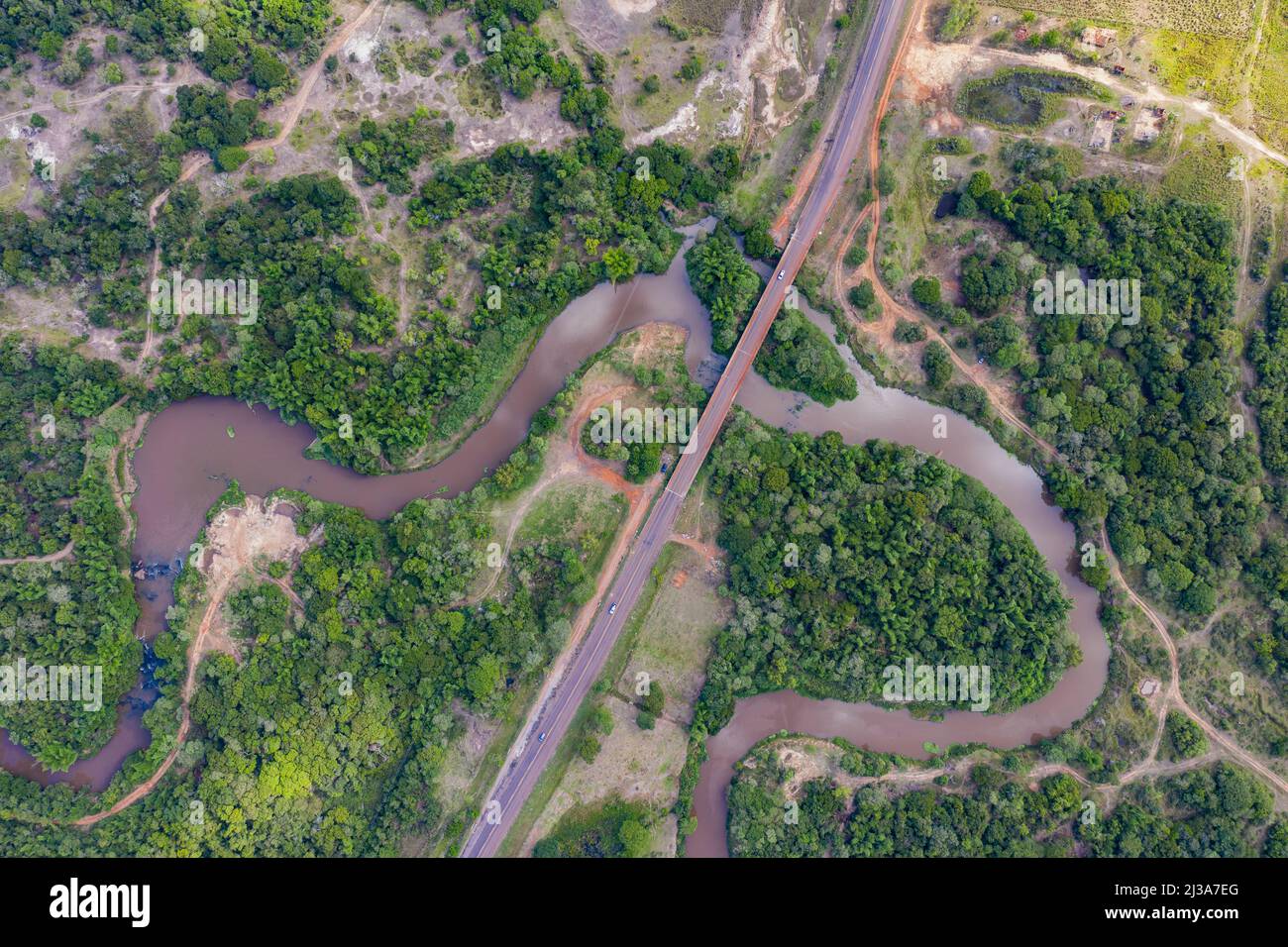 Vue aérienne d'un pont au-dessus de la rivière Tebicauary au Paraguay ...
