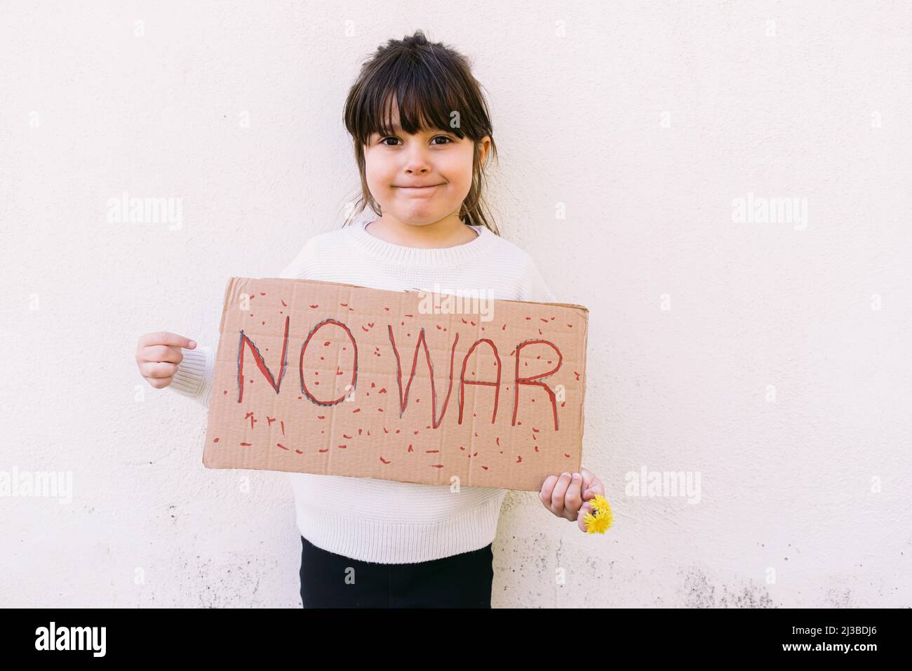 Une personne tient une pancarte de protestation Banque de photographies ...