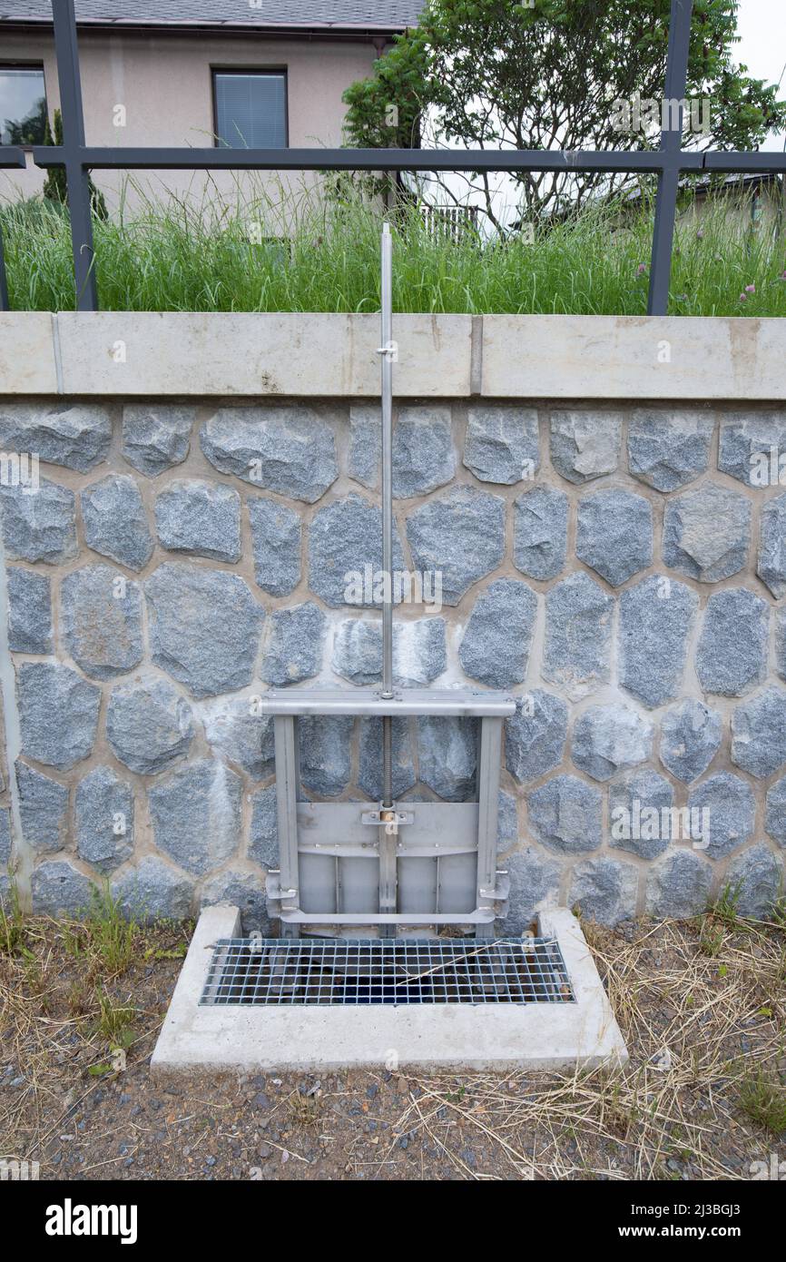 Mur moderne de protection contre les inondations dans le style du mur ...