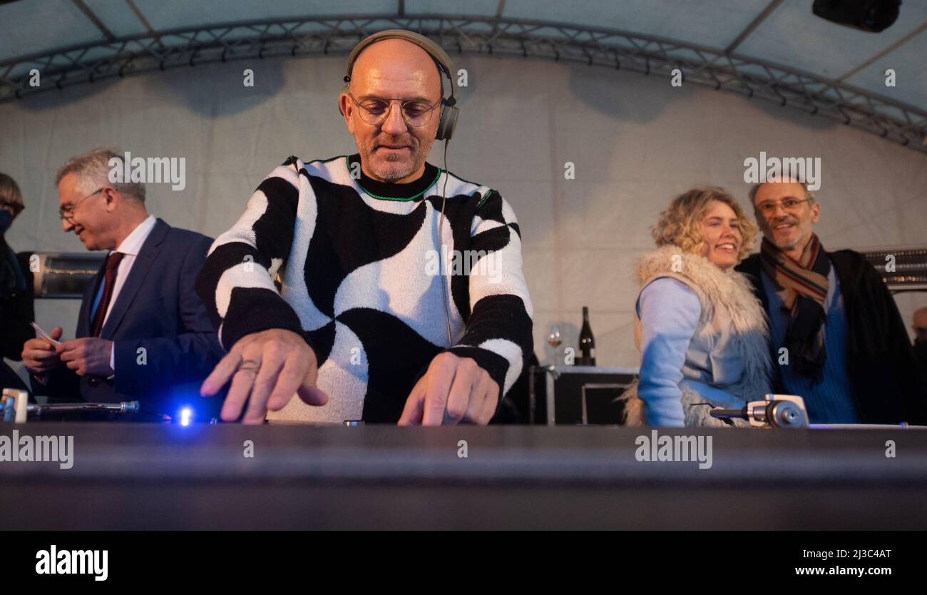 06 avril 2022, Hessen, Francfort-sur-le-main: DJ Sven Väth tourne lors ...