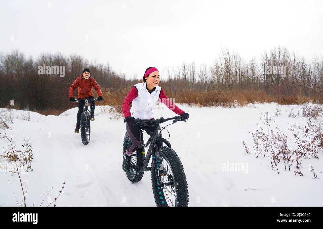 Fat girl on bike Banque de photographies et d’images à haute résolution ...