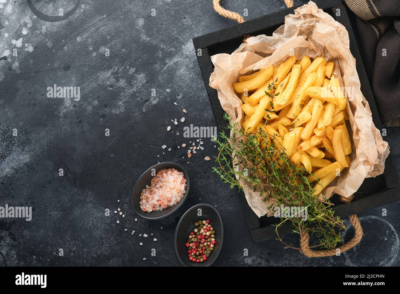 Frites. Assiette de frites savoureuses sur papier parchemin sur planche ...