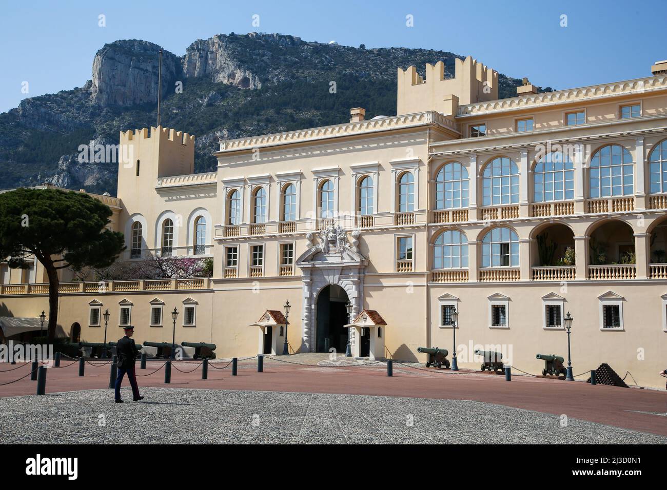 Vue extérieure de la place du Palais à Monaco. Le Palais du Prince de ...