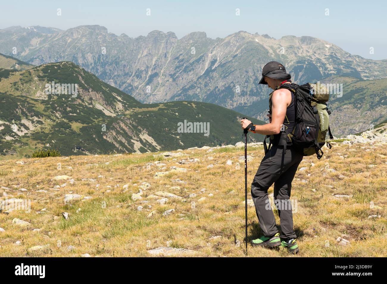 Randonnée en montagne, randonneur mâle solitaire randonnée Teodosievi ...