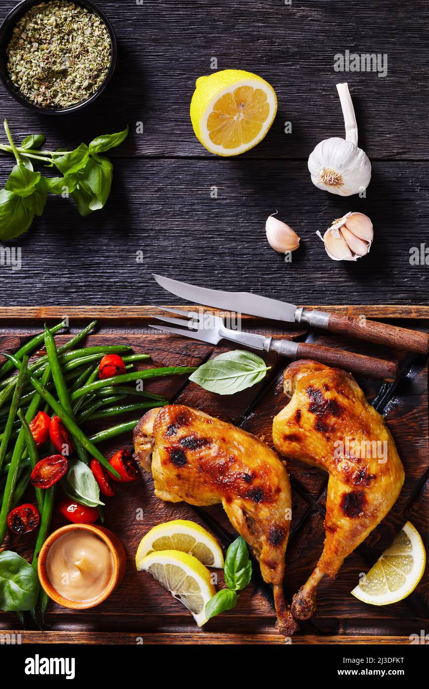 rôti de cuisses de poulet aux haricots verts, citron, tomates frites et ...