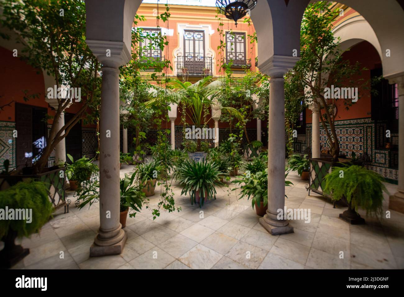 Patio andalou à séville Banque de photographies et d’images à haute ...