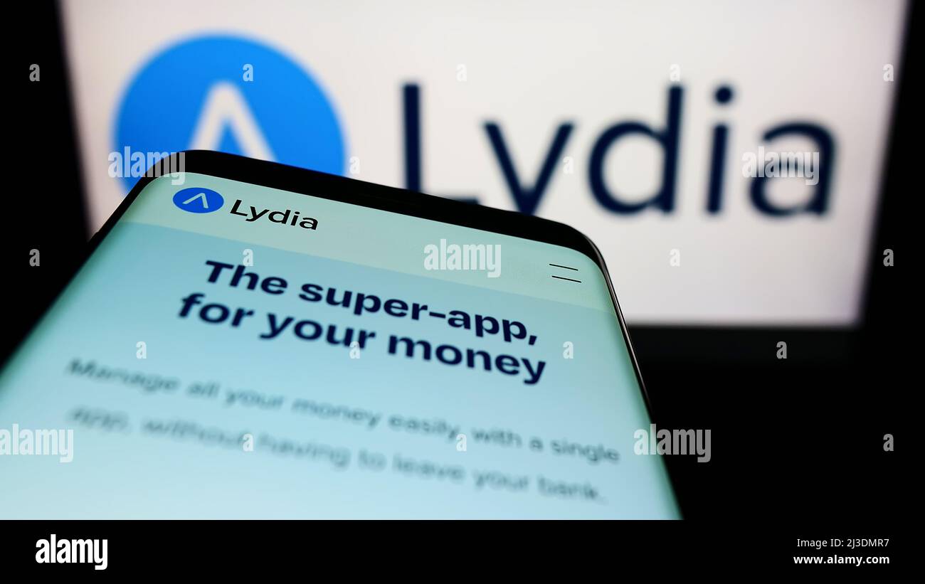 Smartphone avec le site Web de la société française Lydia Solutions SAS ...