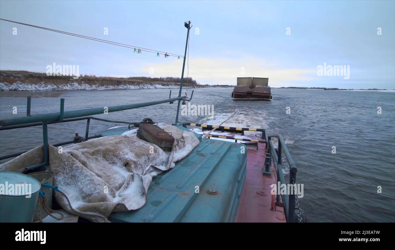 Vue depuis le navire sur une remorque de barge avec des marchandises ...