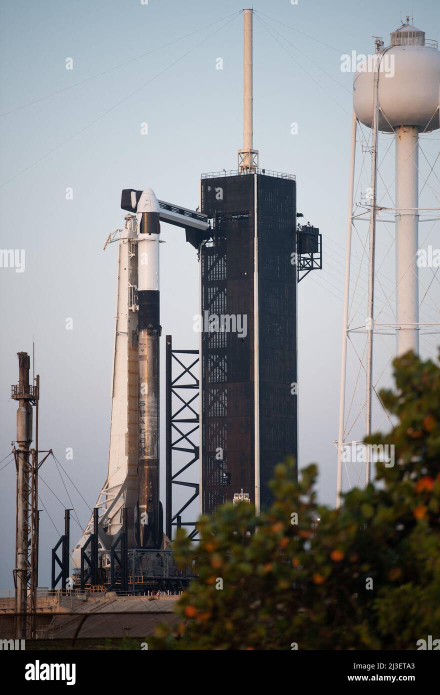 Une fusée SpaceX Falcon 9 à bord du vaisseau spatial Crew Dragon de la ...