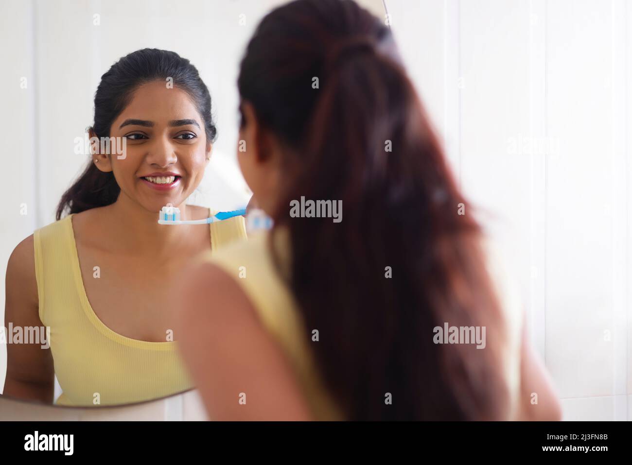 Femme debout devant un miroir Banque de photographies et d’images à haute résolution - Alamy