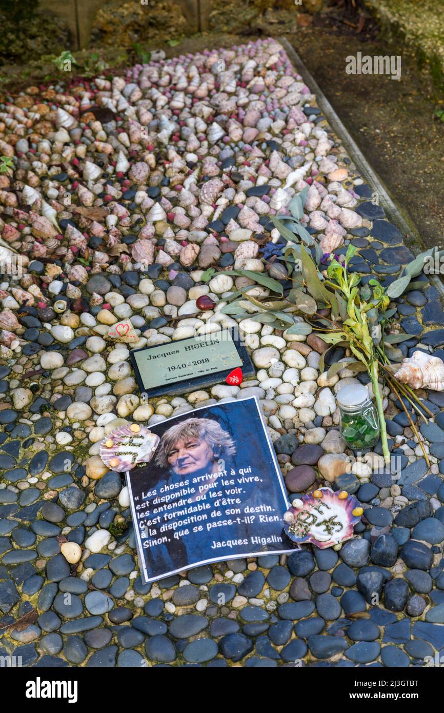France, Paris, cimetière du Père-Lachaise en hiver, tombe de Jacques ...