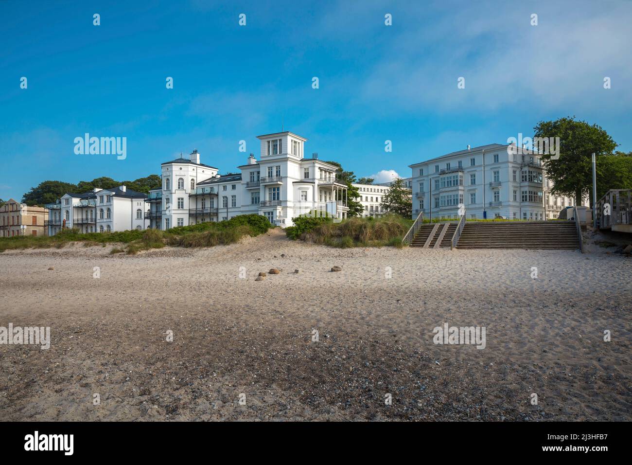Maisons blanches sur la plage de sable Banque de photographies et d ...