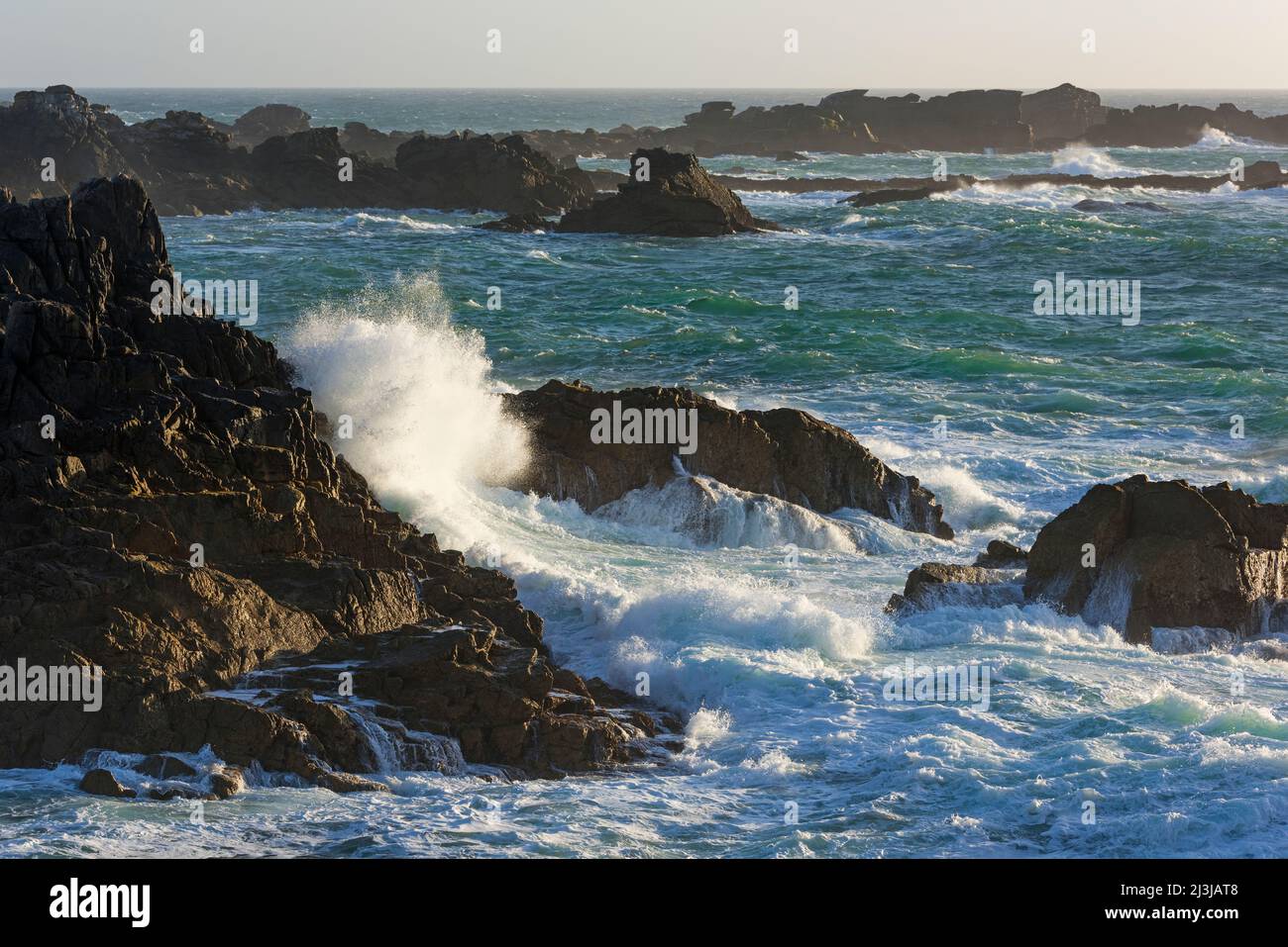 Cote rocheuse de la pointe de porz hommes Banque de photographies et d ...