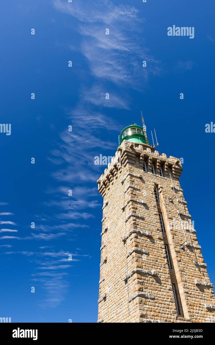 Phare du cap frehel devant un ciel bleu Banque de photographies et d ...