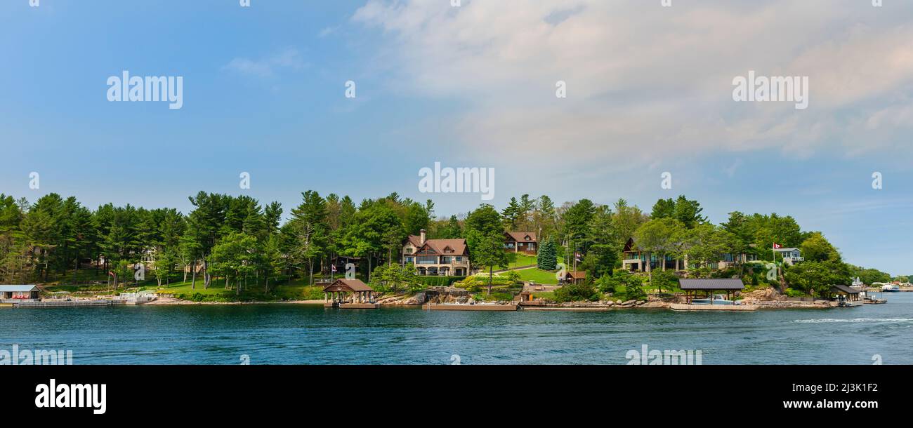 Maisons et quais en bord de mer le long d'une île en bord de mer dans ...
