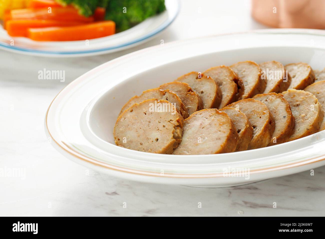 Gros plan la galantine ou le pain de viande est un poulet moulu roulé à ...
