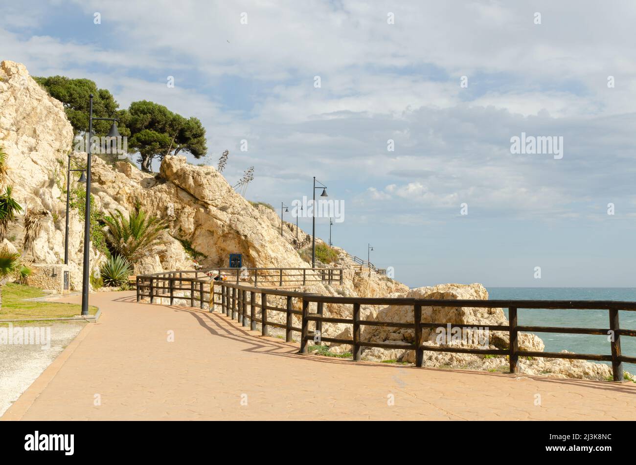 Promenade de la ville admirablement aménagée le long de la côte de la ...