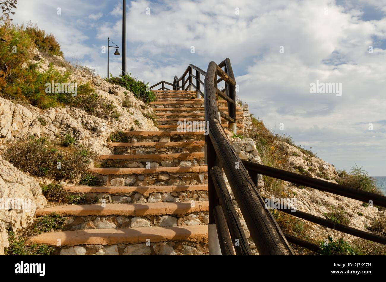 Promenade de la ville admirablement aménagée le long de la côte de la ...