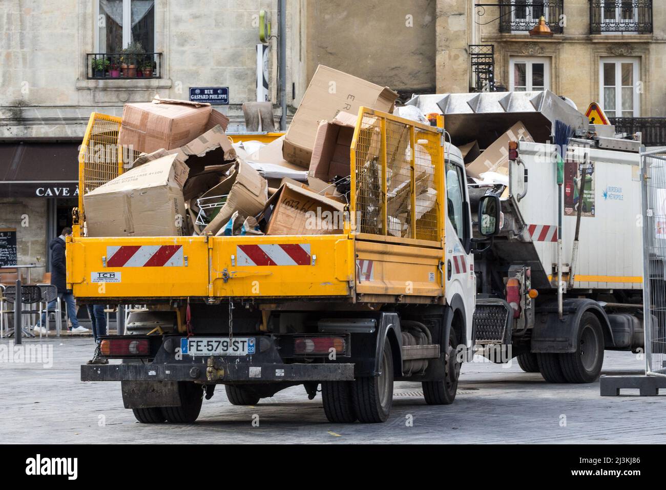 Photo d'un camion à ordures chargé de la collecte des déchets de carton ...
