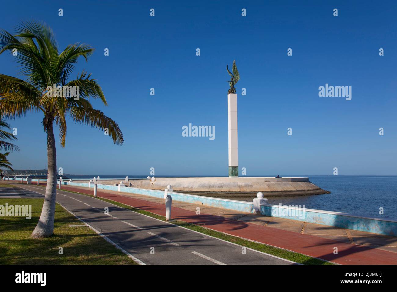 Malecon et la statue de l'ange Maya, vieille ville de San Francisco de ...