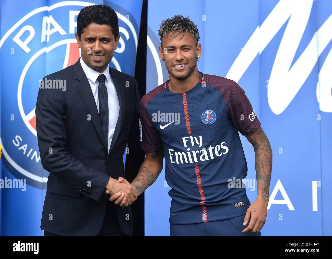 Neymar signe comme nouveau joueur du FC Barcelone à Paris Saint Germain ...