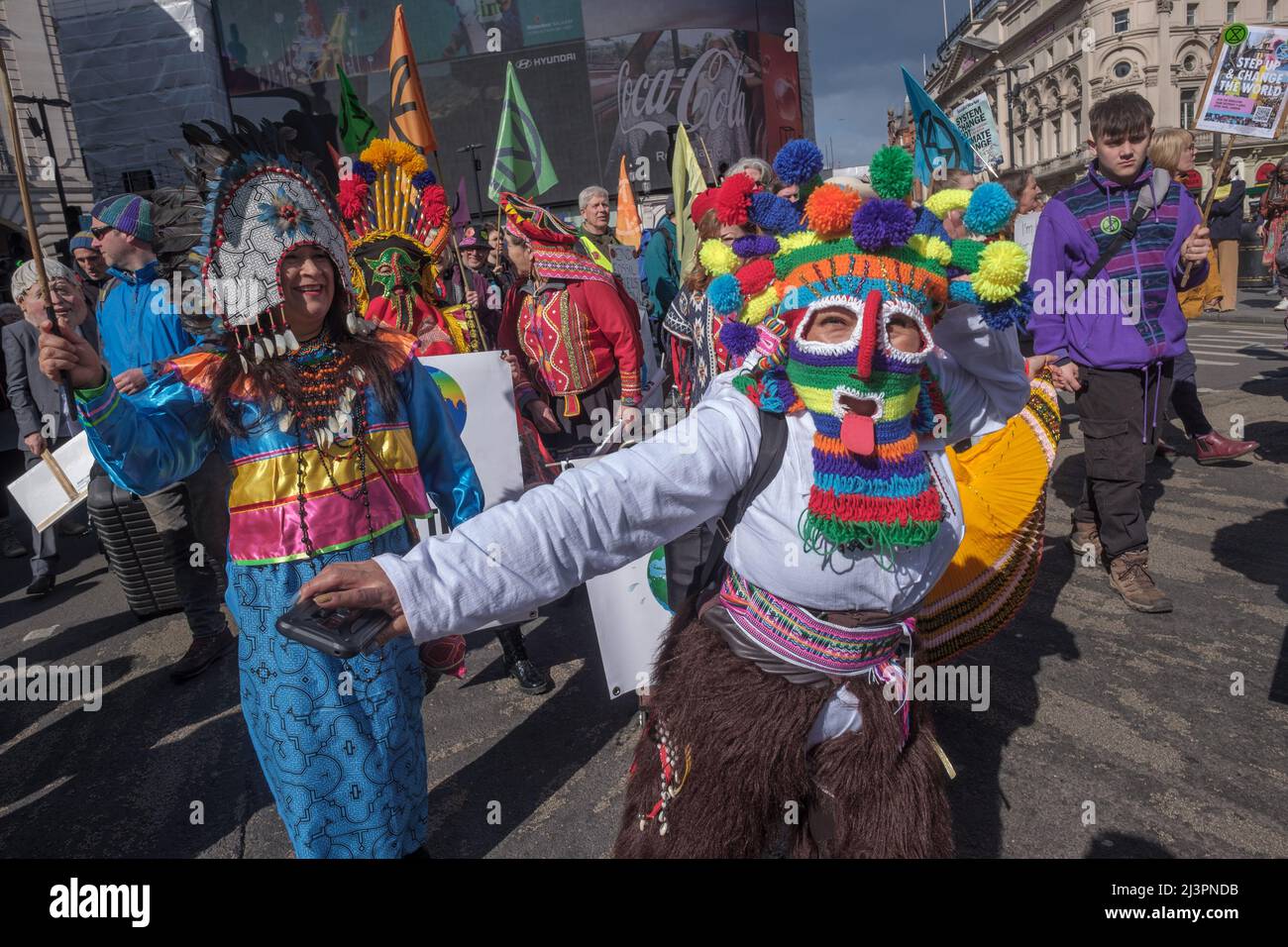 Londres, Royaume-Uni. 9 avril 2022. XR Marchers à Piccadilly Circus. Le ...