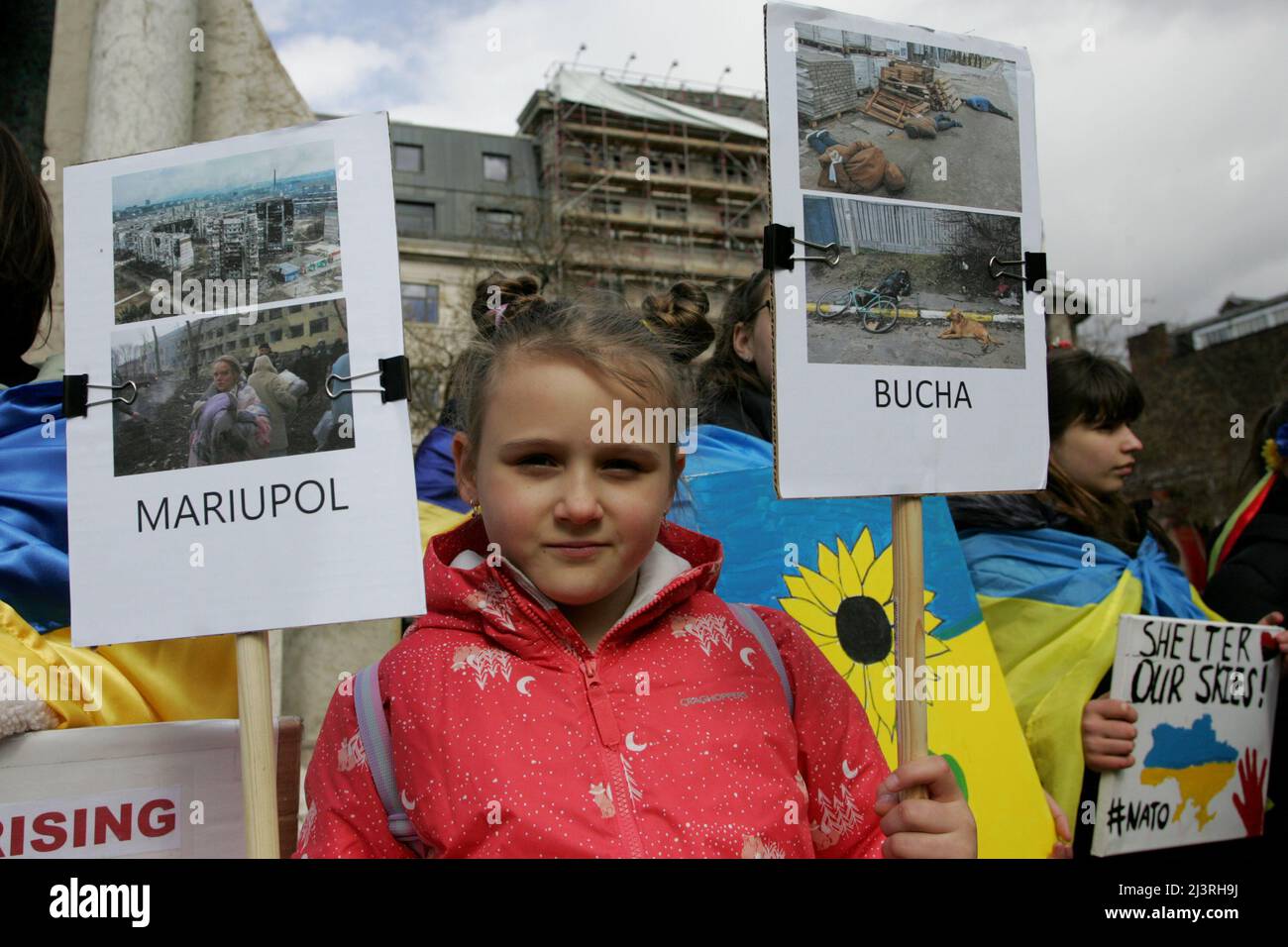 Une jeune fille ukrainienne de la Communauté ukrainienne de Manchester ...