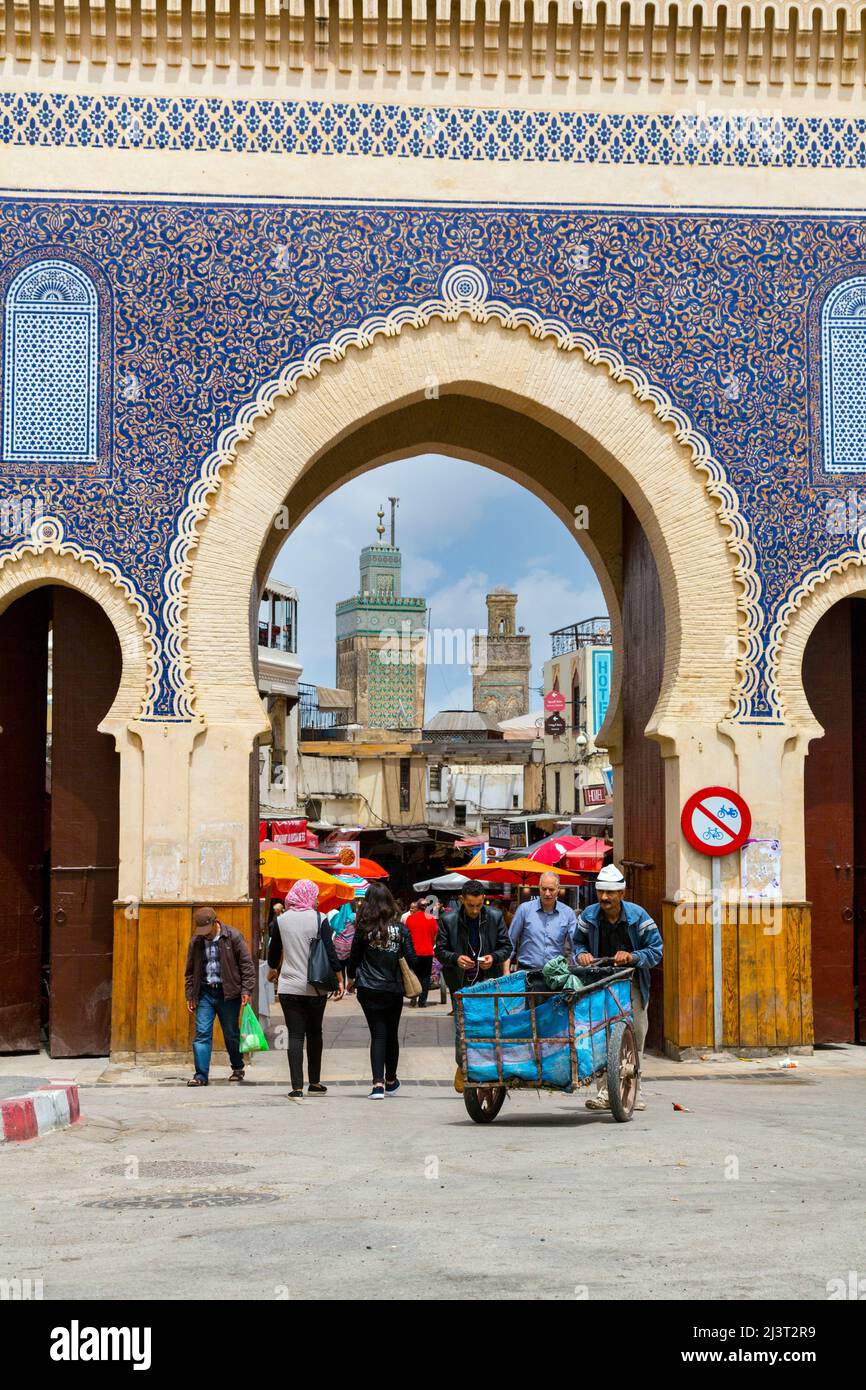 Fes, Maroc. Porter en poussant son panier par la porte Bab Boujeloud ...