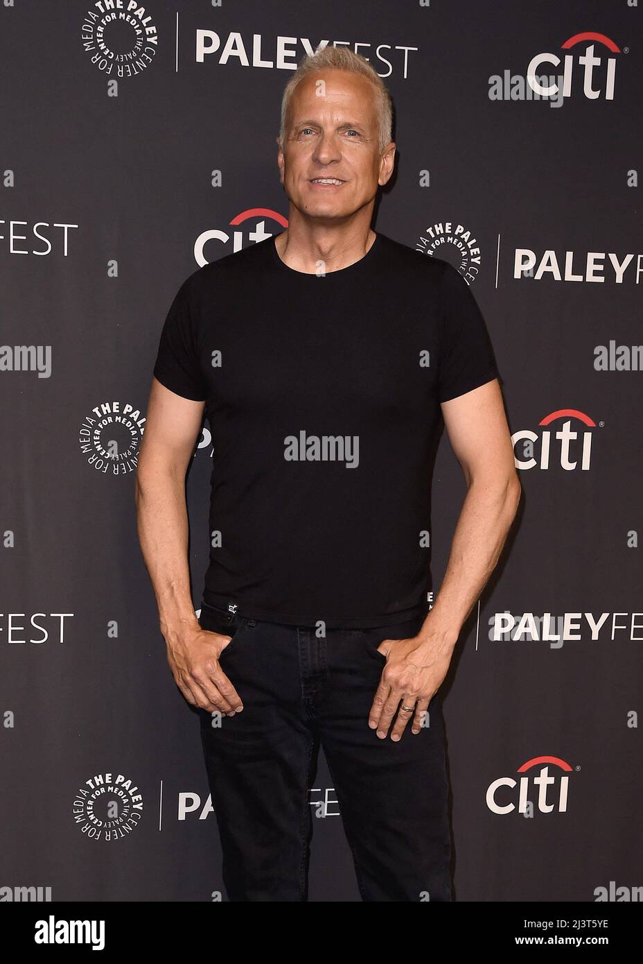 Patrick Fabian marchant sur le tapis rouge au PaleyFest LA 2022 ...
