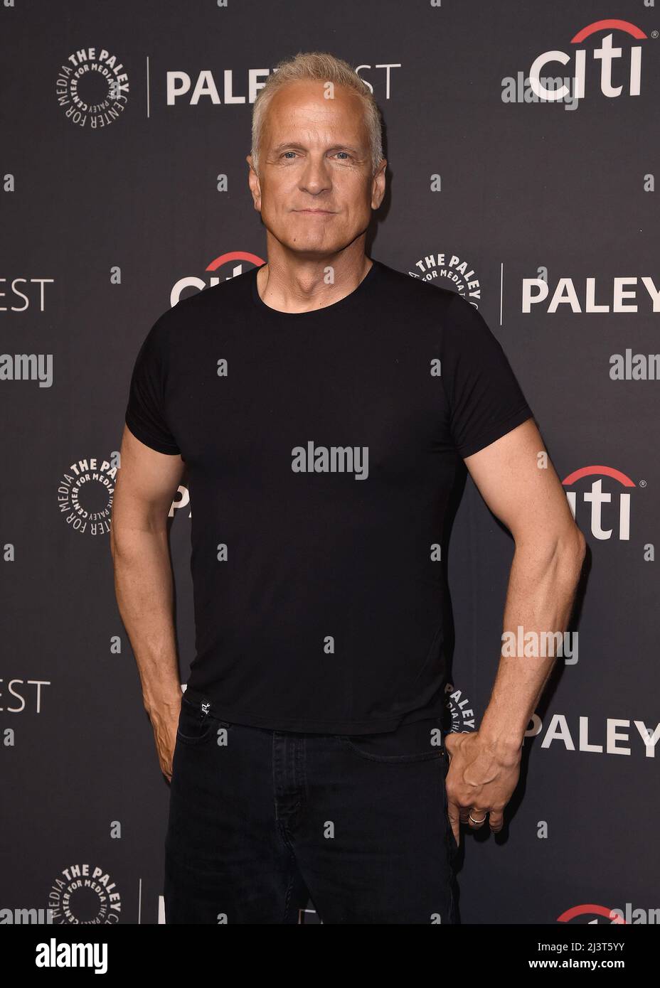 Patrick Fabian marchant sur le tapis rouge au PaleyFest LA 2022 ...
