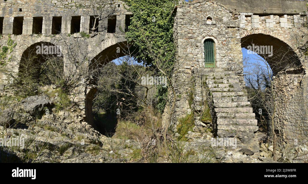 Vue panoramique sur le pont de pierre médiéval avec l'église byzantine ...