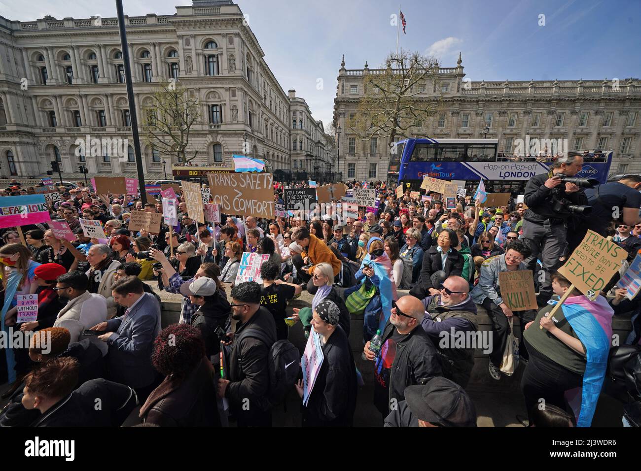 Des gens participent à une manifestation devant Downing Street à ...