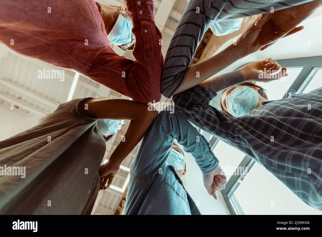 Les élèves se cognent les coudes au lieu de saluer avec un câlin Photo ...