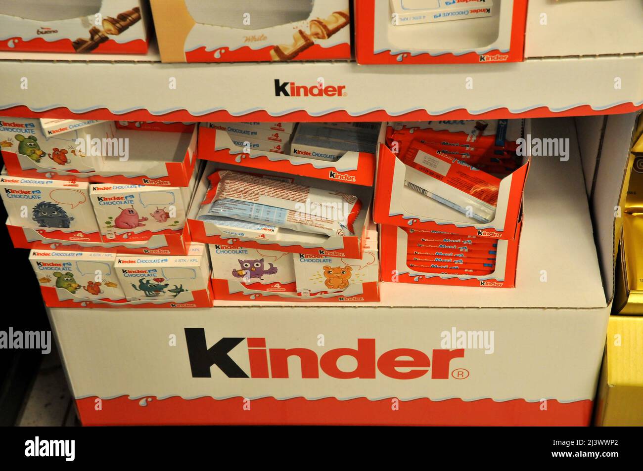 Kinder surprise maxi Banque de photographies et d’images à haute ...