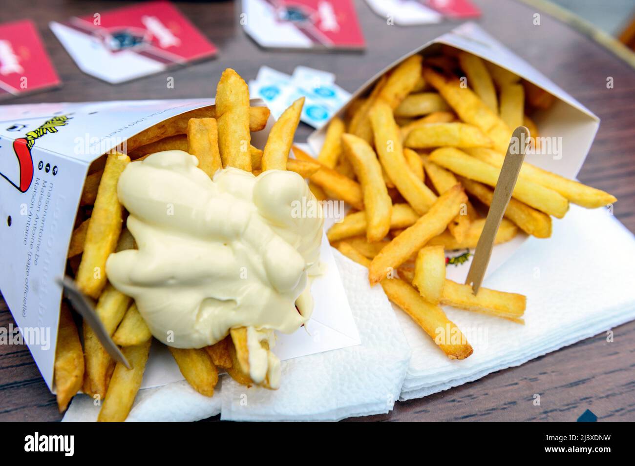 Cônes En Papier Avec Frites Belges Et Sauce Mayonnaise Cornet De