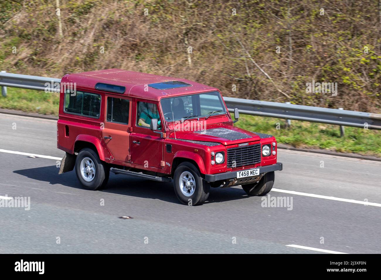 Land rover defender 90 td5 Banque de photographies et d’images à haute ...