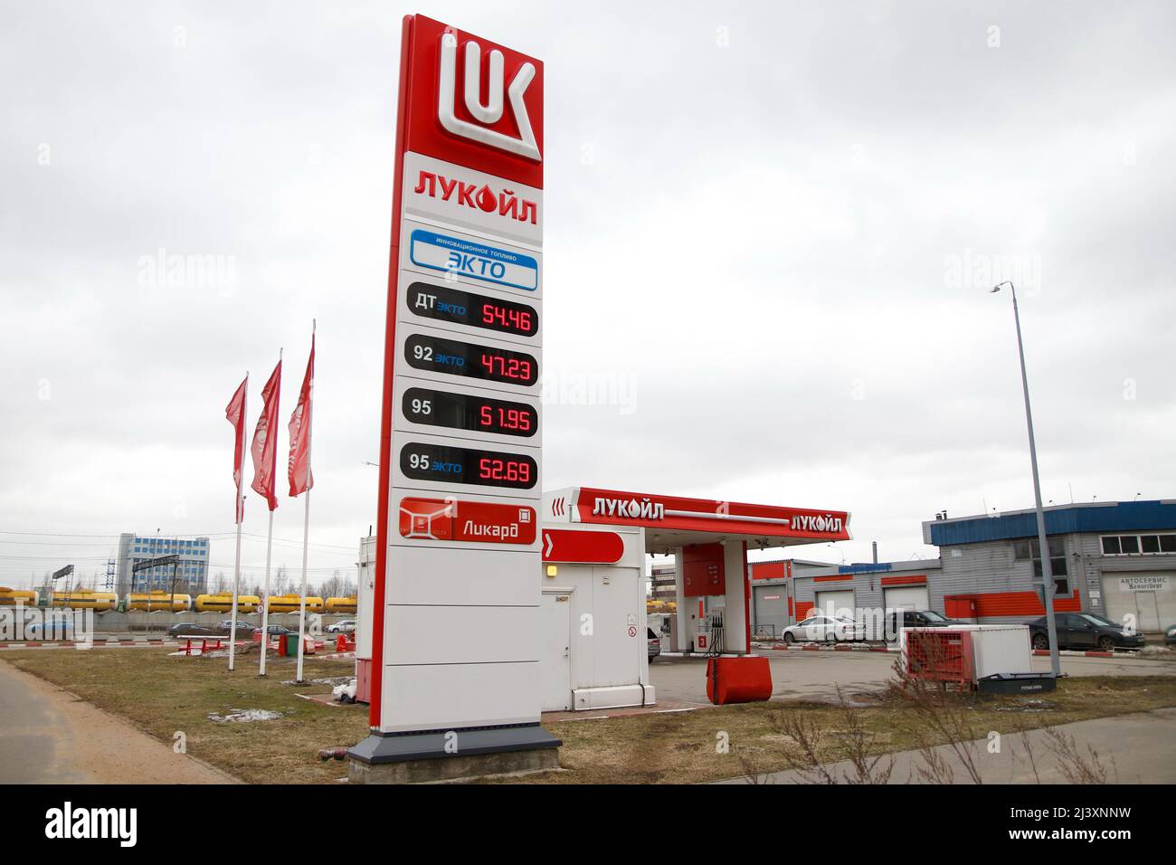 Lukoil petrol station Banque de photographies et d’images à haute ...