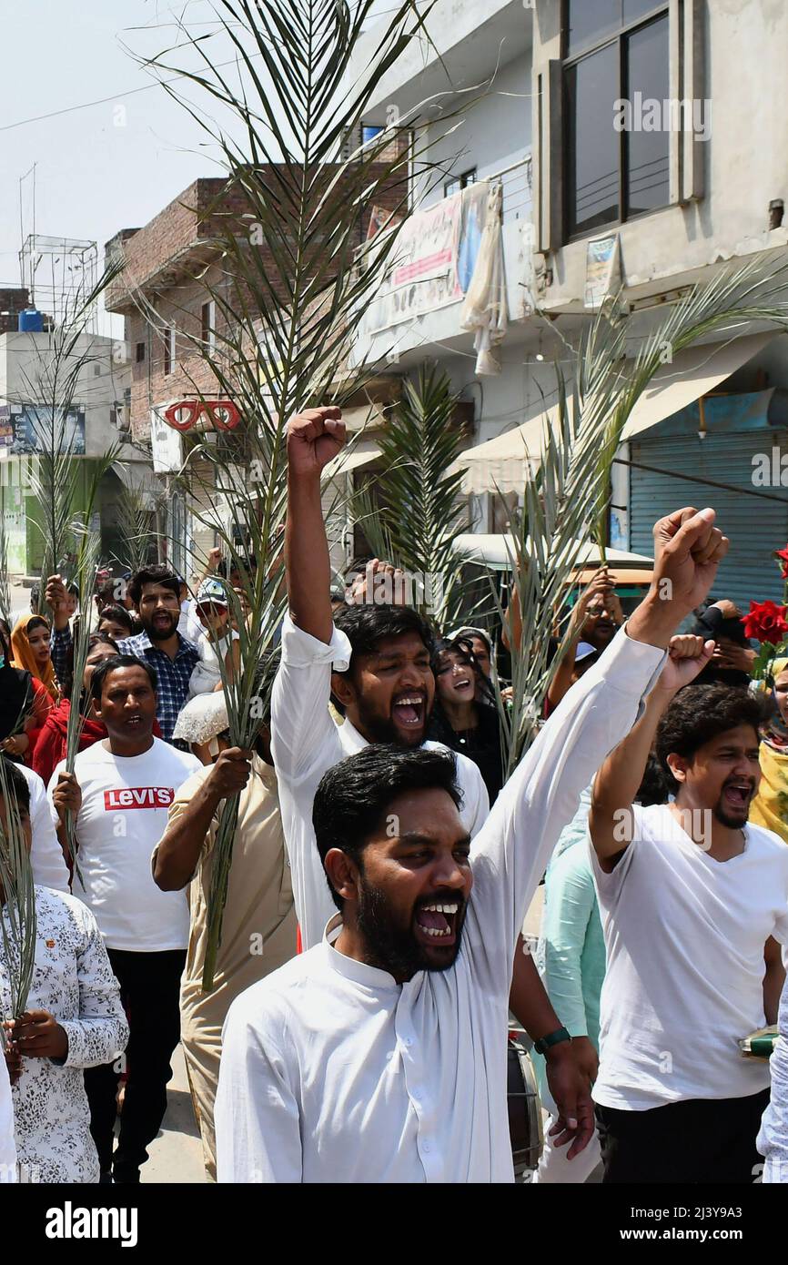 Les pèlerins chrétiens catholiques du Pakistan marchent pendant la ...