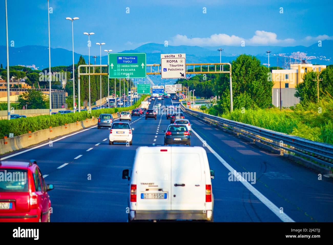 Vue sur Autostrada A1, ou Autostrada del Sole près de la ville de Rome. C'est l'autoroute ...
