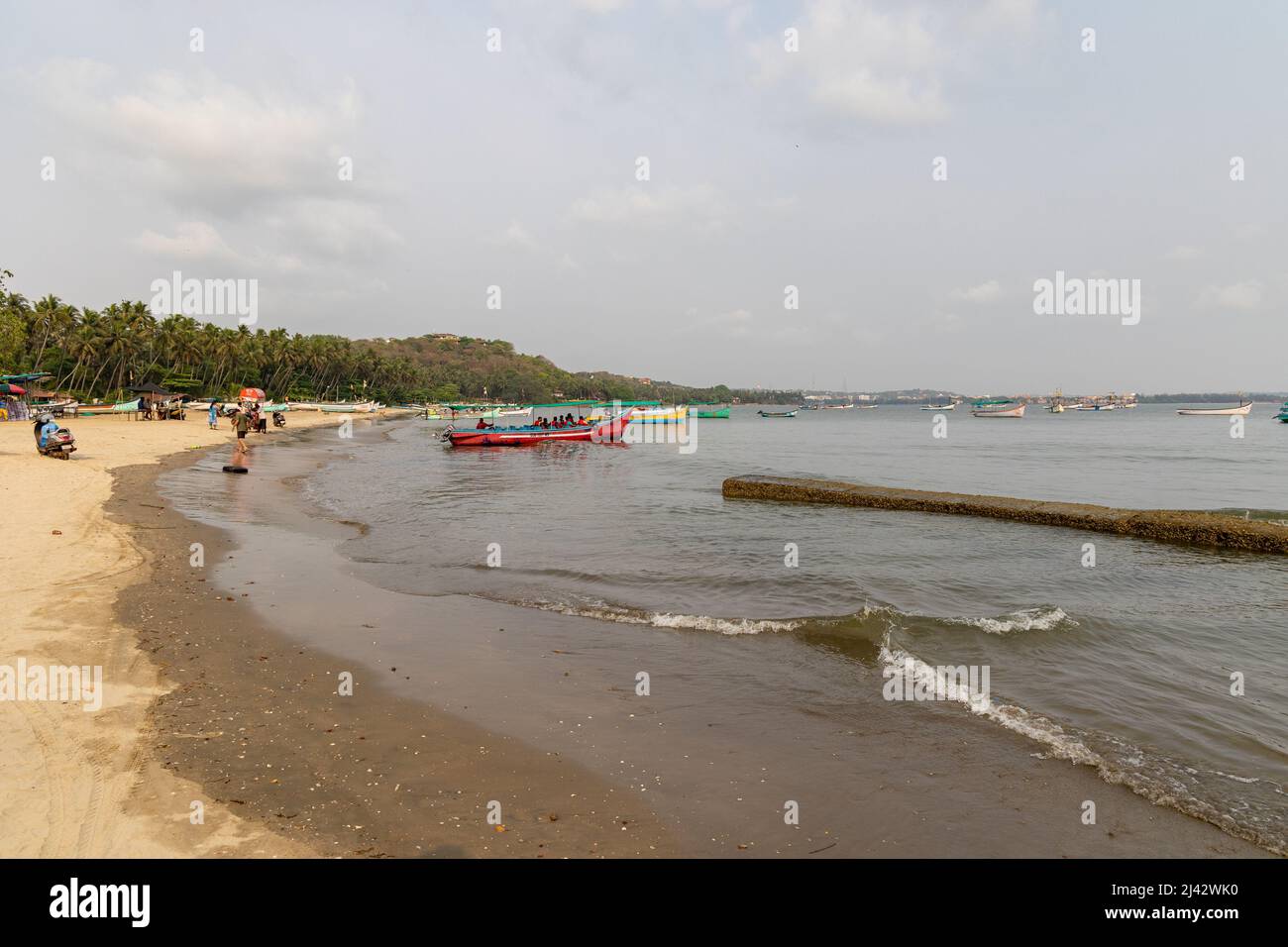 Bateaux vus ancrés à Coco Beach, Nrul, Goa; pour les touristes de ...